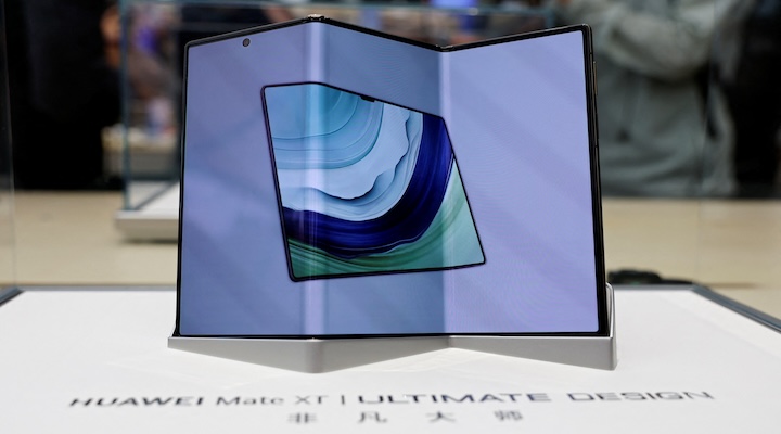 Huawei's groundbreaking tri-foldable phone scorned for $2800 price tag ...